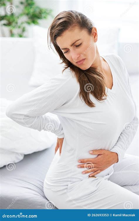 Joven Mujer De Brunet Con Su Problema De Espalda En La Cama Imagen De Archivo Imagen De