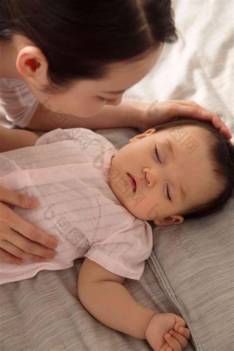 妈妈陪宝宝睡觉 包图企业站