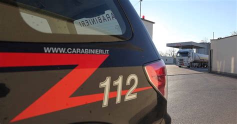 Molesta Una Bambina La Folla Lo Insegue Con Mazze E Spranghe Per Linciarlo Un Enne Scortato