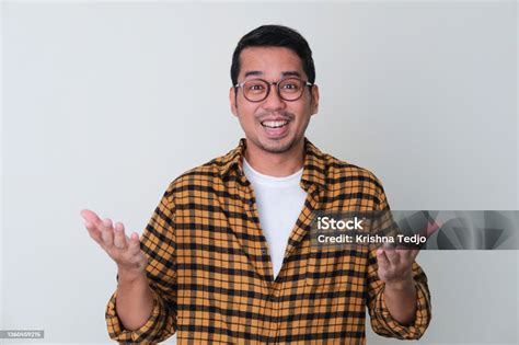 성인 아시아 남자 보여주는 쾌활한 얼굴 표정 과 양 손 오픈 감정에 대한 스톡 사진 및 기타 이미지 감정 남자 남자들만