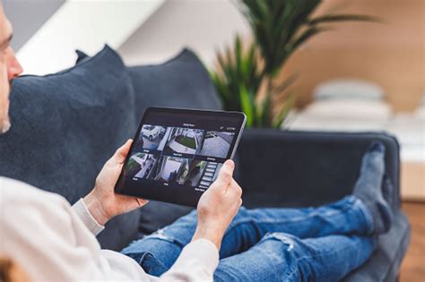 거실에서 스마트 기기를 사용하는 남자 스마트 스피커 춤 온도 조절기 태블릿 로봇 청소기 보안 카메라 확인 35 39세에 대한 스톡 사진 및 기타 이미지 Istock