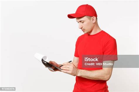 흰색 배경에 고립 된 빨간 유니폼에 배달 남자 남성 모자 T셔츠로 택배 또는 대리점 펜 종이 클립보드를 들고 빈 빈 시트와 문서 작성 공간에 복사 합니다 고용과 노동에 대한