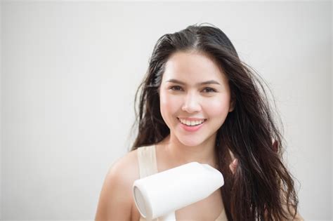 여자 샤워 후 그녀의 머리카락을 건조 프리미엄 사진