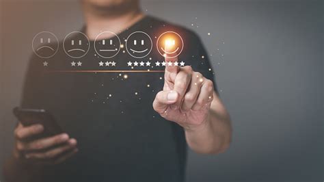 고객 서비스 평가 개념 비즈니스 사람들은 가상 현실 터치 스크린에 웃는 얼굴 이모티콘을 누릅니다 검토하고 확인 표시를하십시오 점수가 매우 인상적입니다 가상현실에 대한 스톡