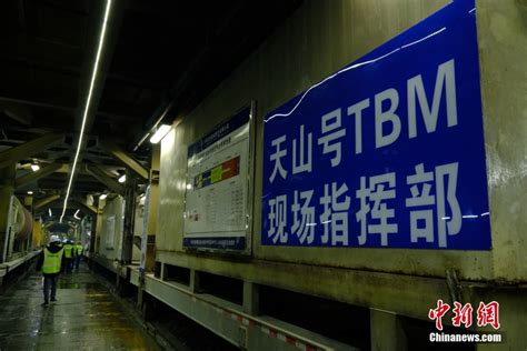 打卡中国新坐标走进天山感受世界在建最长高速公路隧道