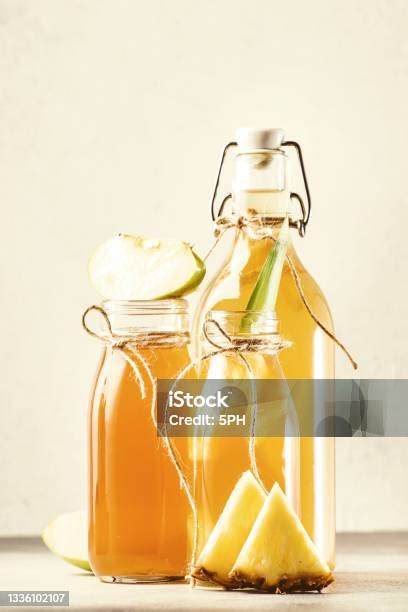 건강한 발효 콤부차 음료 프로바이오틱 슈퍼푸드 차 케토 다이어트 음료 테파치 사이다 Kvass 생강 에일 네거티브 스페이스 차 뜨거운 음료에 대한 스톡 사진 및 기타 이미지