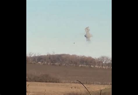 ВІДЕО МОМЕНТУ дніпровські зенітники збили ворожу «пташку