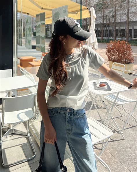 이지 캐쥬얼 룩 난닝구 Naning9” 마치 셔츠와 가디건을 같이 레이어드 한듯한 느낌을주지만 더욱더 편리하게 같이 붙어있어서 한번에 편안하게 입을수있는 셔츠 가디건