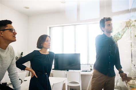 사무실에는 프레 젠 테이 션을 만드는 응용 프로그램 개발자 3 명에 대한 스톡 사진 및 기타 이미지 3 명 기업 문화 기업 비즈니스 Istock