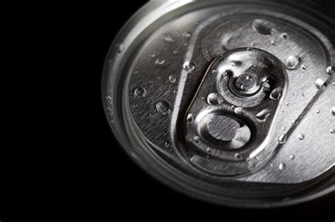 알루미늄 소다 및 맥주 음료 캔 어두운 배경에 격리 된 물방울 금속 캔 재활용 가능 0명에 대한 스톡 사진 및 기타 이미지