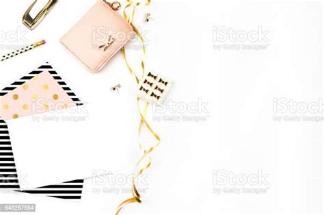 사무실 항목 보기 흰색 배경 모형 여자 책상 테이블 사무실 데스크톱 금 항목입니다 플랫이 하다 초대장 서식 파일 골드