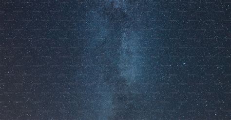 밤하늘 아래 풀로 덮인 들판 위에 서 있는 한 무리의 사람들 사진 Unsplash의 배경 이미지