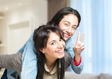 Retrato De Madre E Hija En Su Casa Foto Premium