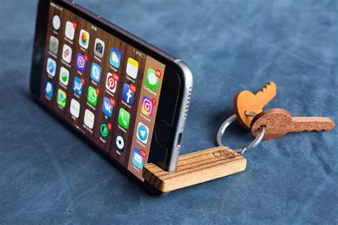 Как сделать подставку для телефона своими руками в машину на стол на велосипед из бумаги