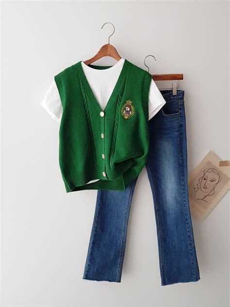 데일리꾸안꾸vest 귀여운 곰돌이 베어 자수 포인트 트위스트 브이넥 단추 니트 조끼 베스트