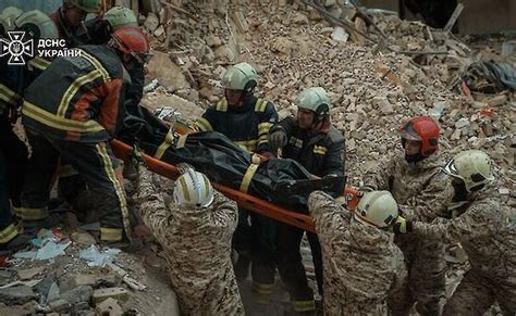 Нічна атака на Київ рятувальники дістали тіло ще однієї жертви кількість загиблих зросла