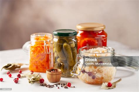 발효 보존 야채 식품 개념 부엌 테이블에 발효 절임 및 통조림 야채와 유리 항아리 농장 유기농 제철 수확의 보존 건강한 수제 음식 절임 저장에 대한 스톡 사진 및 기타