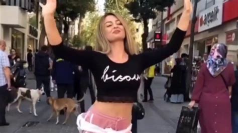 شوف حركات تيك توك بنت ترقص في الشارع 🥰 Youtube