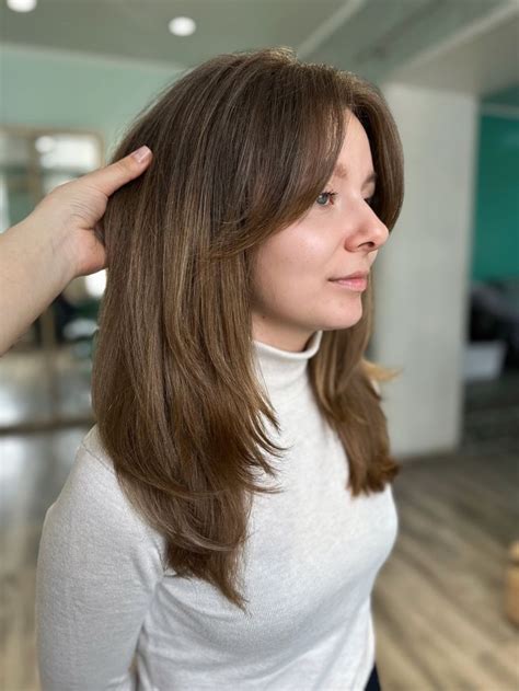 Челка шторка Женские стрижки Средние волосы с челкой Модные прически