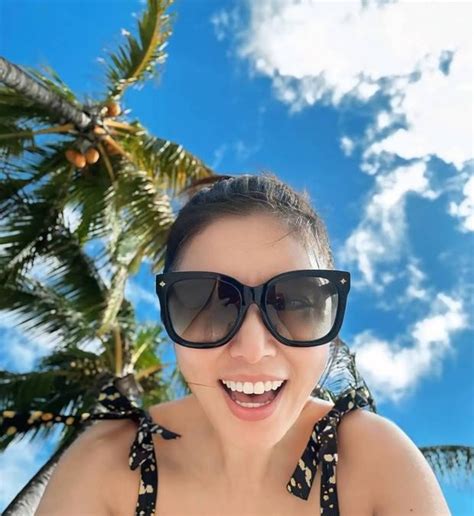 48 Year Old Ruby Lin Takes A Swimsuit Selfie Her Skin Is Fair And