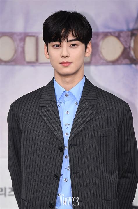 Xuất Hiện Nam Thần Có Gương Mặt đẹp đến Mức đứng Cạnh Thôi Mà Biến Nữ Chính Thành Bạch Tuộc Ngay