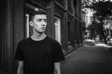 오래 된 건물 근처에 서는 슬 프 고 잠겨있는 잘생긴 젊은 남자의 흑백 초상화 가냘픈에 대한 스톡 사진 및 기타 이미지 가냘픈 갈색 머리 개인 장식품 Istock