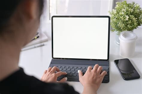 사무실 책상에 이랑 디지털 태블릿을 사용 하 여 여자입니다 모형에 대한 스톡 사진 및 기타 이미지 모형 태블릿 형판 Istock