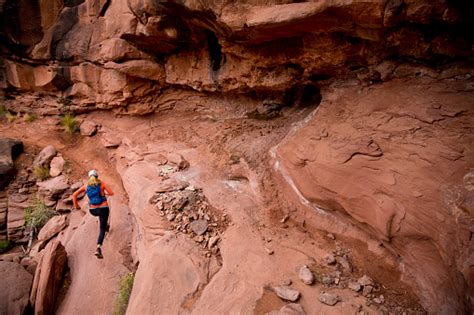 여자는 크로스 컨트리 가신 모 압 유타 미국 근처 실행에 대 한 갑니다 여자에 대한 스톡 사진 및 기타 이미지 여자 땀복 바지 배낭 Istock