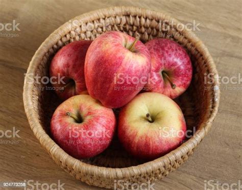 신선한 붉은 색과 노란색 로얄 갈라 사과 나무 바탕에 밀 짚 바구니에 0명에 대한 스톡 사진 및 기타 이미지 0명 건강한
