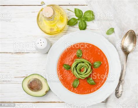 아보카도 신선한 바 질 올리브 기름과 테이블에 흰 접시에 향신료와 맛 있는 토마토 수프 지중해 요리입니다 최고의 볼 수 있습니다 선택적 초점 건강한 식생활에 대한 스톡 사진