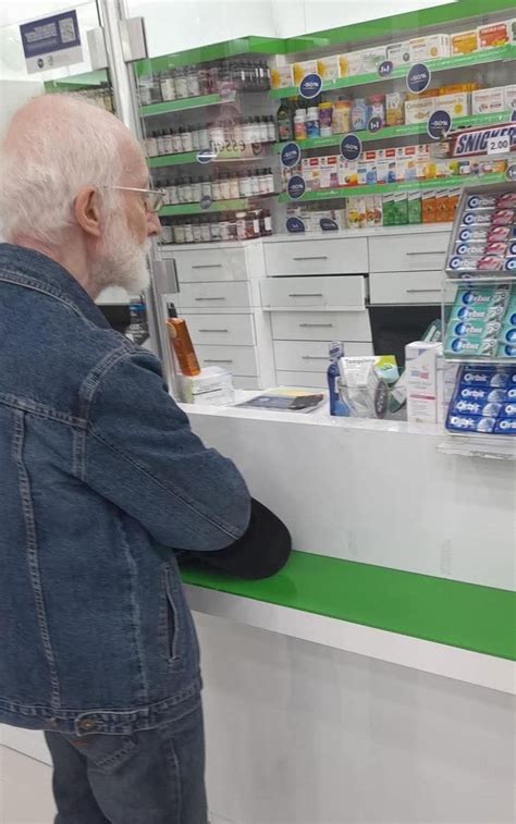 Izo აფთიაქში ვიდრე კონსულტანტი ჩემს წამლებს აგროვებდა გვერდით ფანჯარასთან მამაკაცი მოვიდა