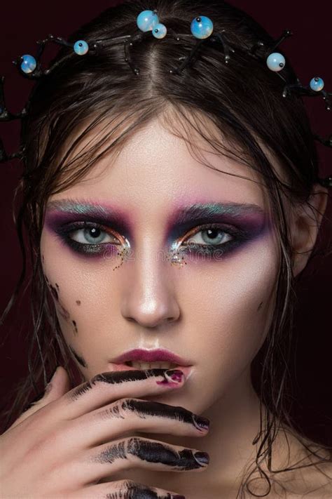 Ritratto Del Primo Piano Di Una Ragazza Con Trucco Creativo Di Modo