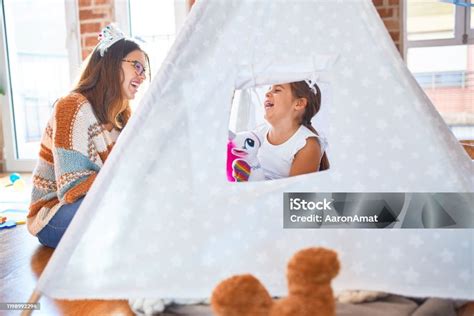 아름다운 교사와 유아 착용 공주 왕관 재생 와 유니콘 인형 내부 Tipi 주위에 많은 장난감 에 유치원 보육에 대한 스톡 사진 및 기타 이미지 Istock