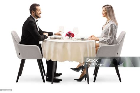 Молодые Элегантные Мужчина И Женщина Сидят За Столиком В Ресторане — стоковые фотографии и