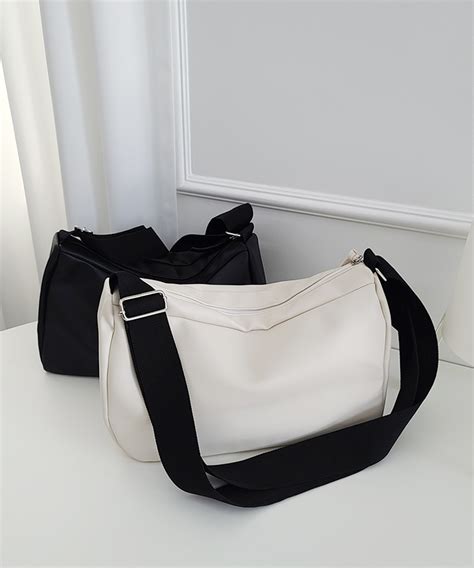 데일리바인 당일발송 3col 트렌디 스트랩 전공책 스터디 학생 학원가방 여행 가방 맨투맨 후드코디 운동 트레이닝룩 캐주얼 패션룩 숄더 빅사이즈 수납 보부상가방 가죽