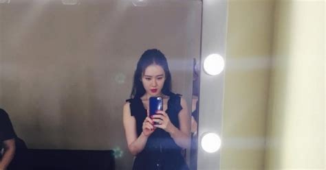 손예진 붉은 립스틱 바르고 매혹적인 모습으로 한 컷 Mv 발표회