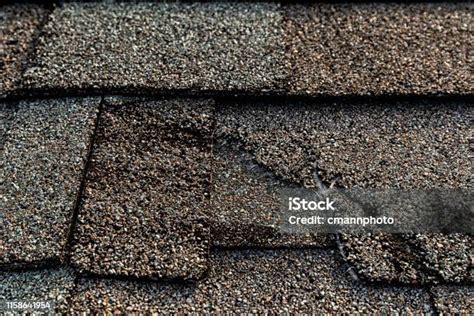 찢어진 주거 아스팔트 Shingled 지붕의 클로즈업 유리 섬유를 노출 지붕에 대한 스톡 사진 및 기타 이미지 지붕 대체