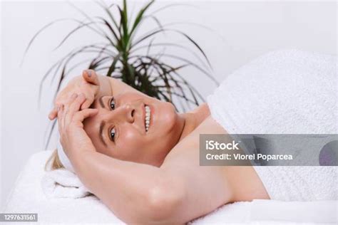녹색 자연 꽃 배경에 흰색 수건으로 싸여 뷰티 살롱에서 만족하고 편안한 노인 여성 시니어 스파 및 뷰티 가꿔주기에 대한 스톡 사진 및 기타 이미지 Istock