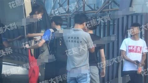 太甜了！杨紫探班秦俊杰 旁若无人坐男友腿上撒娇 搜狐大视野 搜狐新闻