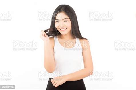 아름 다운 매력적인 아시아 여자 웃음과 건강 한 피부와 너무 행복 느낌 부드러운 머리카락을 만지고 흰색 배경 아름다움 헤어케어 개념에 고립 가냘픈에 대한 스톡 사진 및 기타
