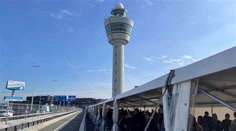 Te Lange Rijen Schiphol Vraagt Airlines Vandaag Vluchten Te Annuleren