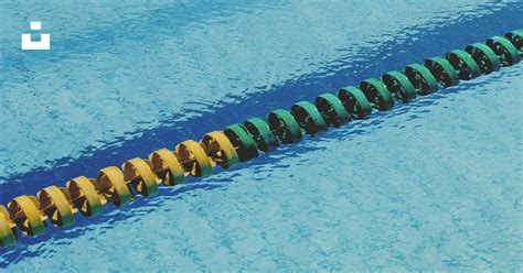 노란색과 검은색 구슬 팔찌가 있는 파란색 수영장 사진 Unsplash의 무료 파랑 이미지