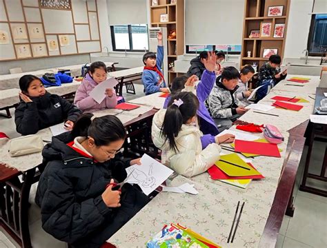 大二同学送教上门小学生皮影手工课 服装设计学院