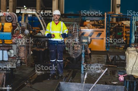 산업 공장의 유지 보수 건설 장비에 종사하는 안전 하드 모자를 가진 전문 기술자 엔지니어 생산 기술의 제조 직업 직업을 가진 검사 남자 50 54세에 대한 스톡 사진 및