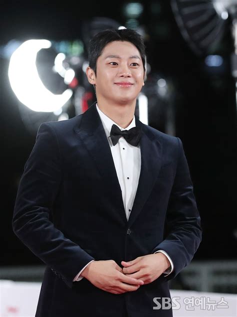 E포토 이신영 훈훈한 턱시도 핏 비주얼