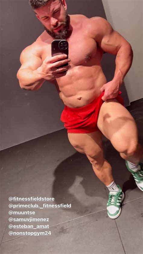 Spanish Sweaty Bodybuilder Flexes In Mirror 日本語で