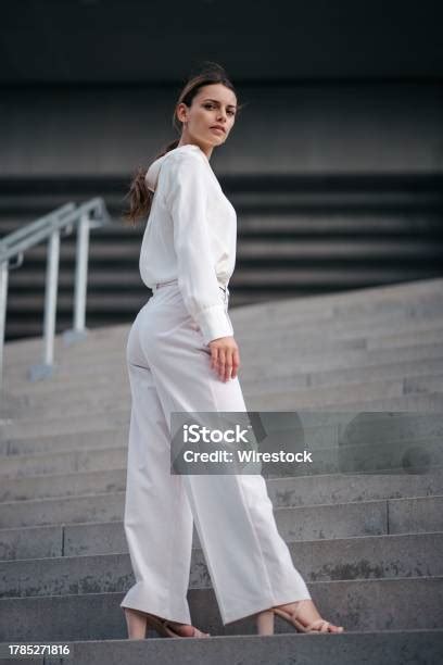 흰 드레스와 굽 높은 구두를 신고 계단에 당당하게 서 있는 젊은 여성 경외감에 대한 스톡 사진 및 기타 이미지 경외감 계단 균형 Istock