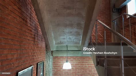금속 난간과 로프트 스타일의 현대적인 계단과 붉은 벽돌 건물 계단은 건물을 장식합니다 현대 계단입니다 강철 난간 원근의 계단 가정의 방에 대한 스톡 사진 및 기타 이미지