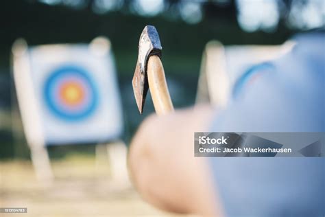 스포츠 레인지에서 도끼를 던지는 남자 양궁 훈련 또는 목표 게임 및 운동을 위한 보드 서클 연습 토마호크 경쟁 게임 공원 및 눈 표적을 위한 무기로 강한 사람 근접 촬영