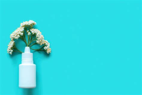 항히스타민 제 비강 스프레이 꽃 개념 텍스트를위한 공간이있는 파란색 배경에 계절 알레르기 감기와 독감에 대한 스톡 사진 및 기타 이미지 감기와 독감 개념 건강관리와